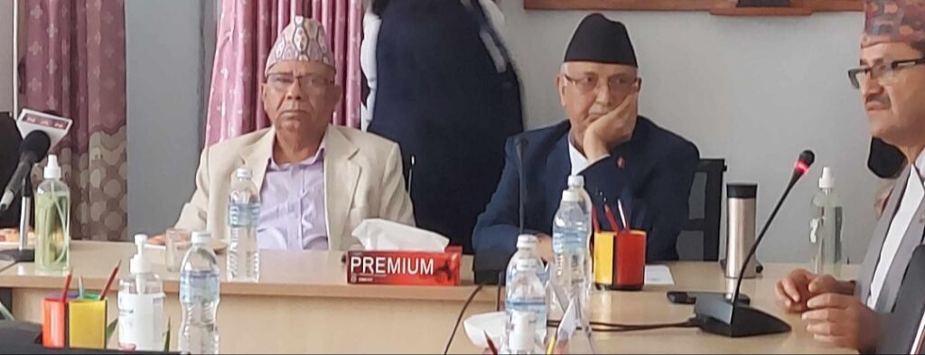 पानी बाराबारको स्थितिमा रहेका यी दुई पूर्वप्रधानमन्त्री माधव नेपाल र ...