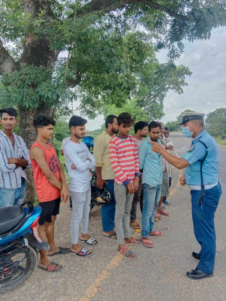 दुर्घटना न्यूनीकरण गर्न ट्राफिक कार्यालय कृष्णनगरले जनचेतना कार्यक्रम ...