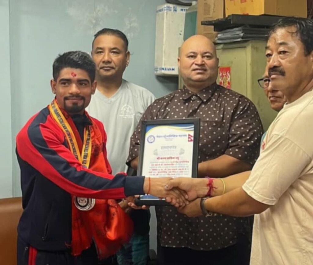 बाडियाले विश्व कीर्तिमान स्थापित गरेको भन्दै काठमाडौंमा सम्मानित ...